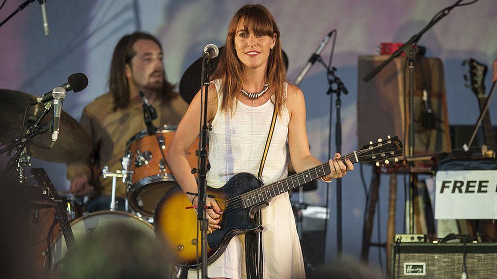Feist (singer) Age, Height, Songs, Tour, Instagram, Biography - ABTC