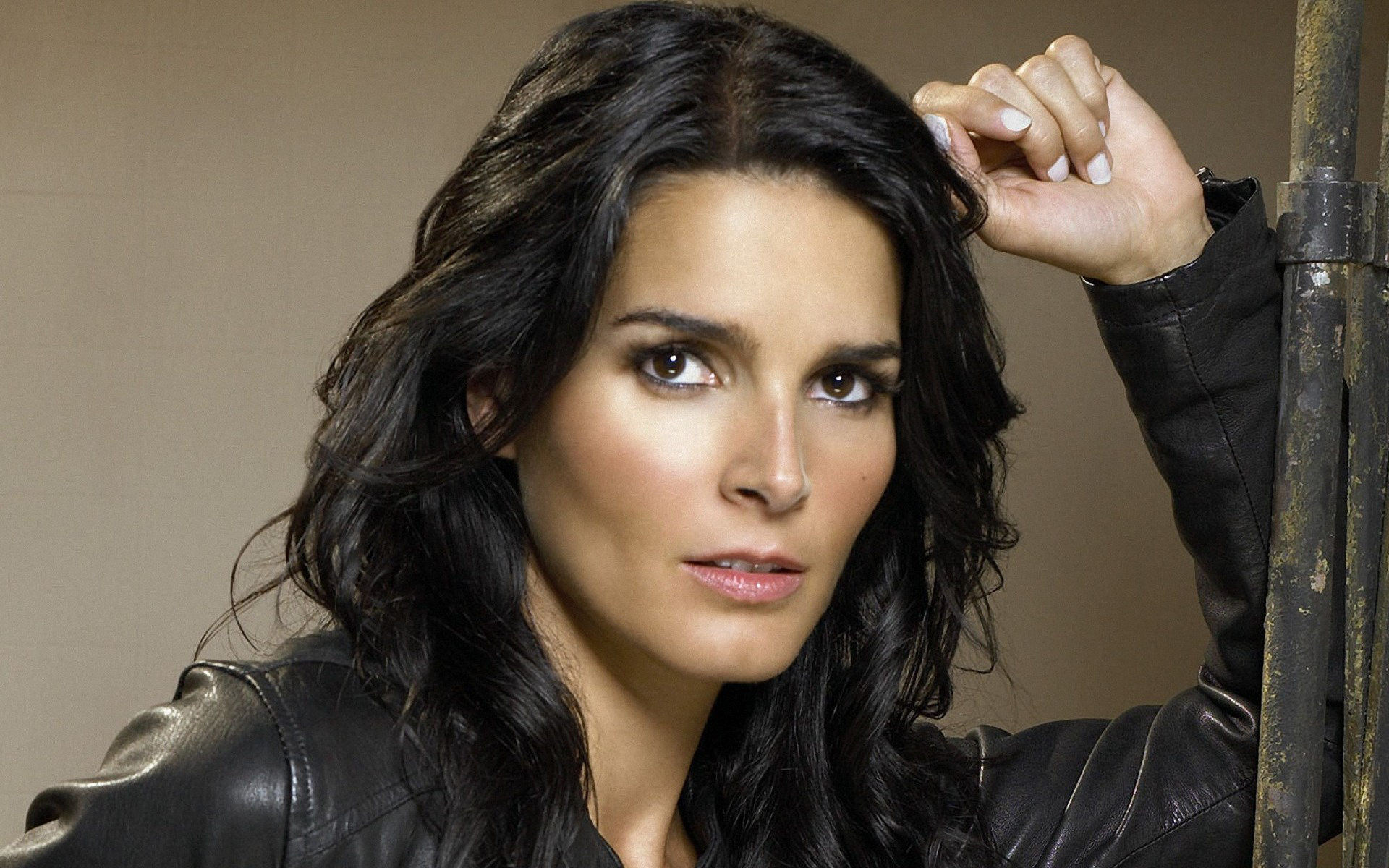 Angie Harmon Parents: Meet Lawrence Paul Harmon, Daphne Demar ...