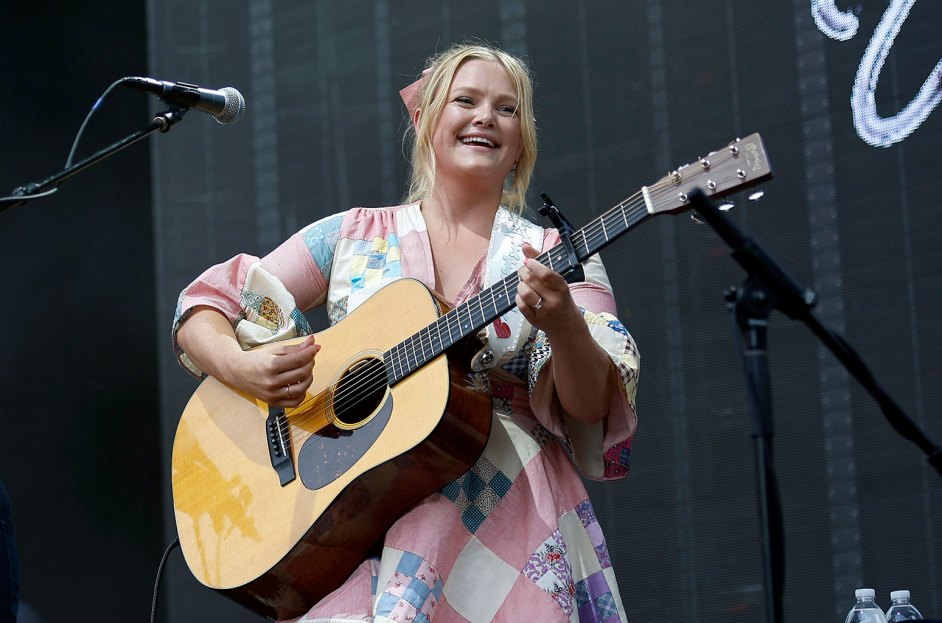 Hailey Whitters Songs, Age, Family, Husband, Tour, Wiki - ABTC
