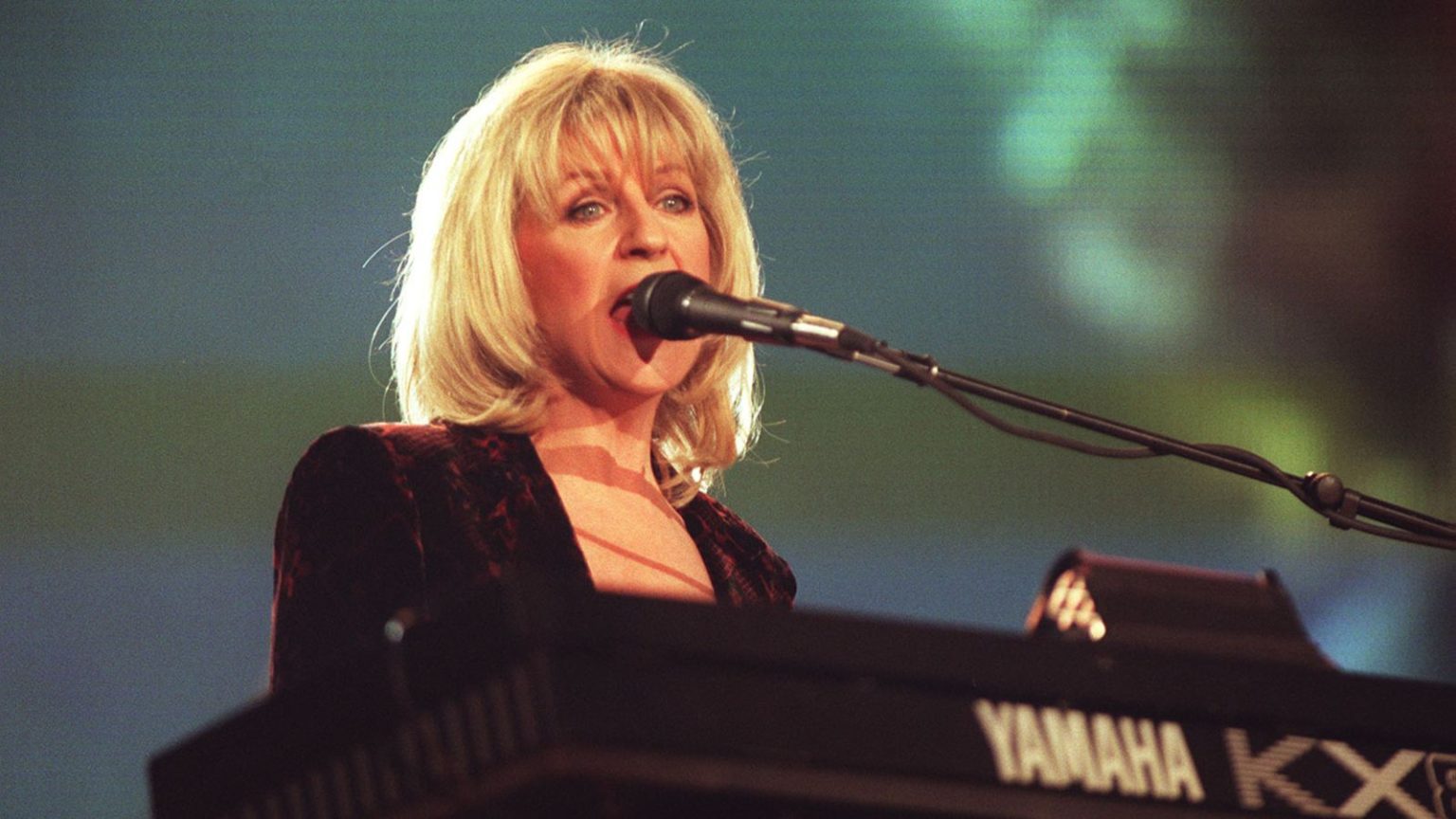 How many female singers are in Fleetwood Mac? - ABTC